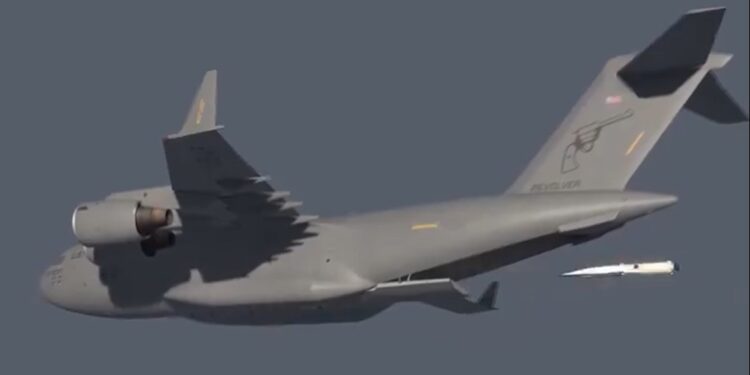 Boeing desenvolve sistema REVOLVER para que aeronaves C-17 lancem ...