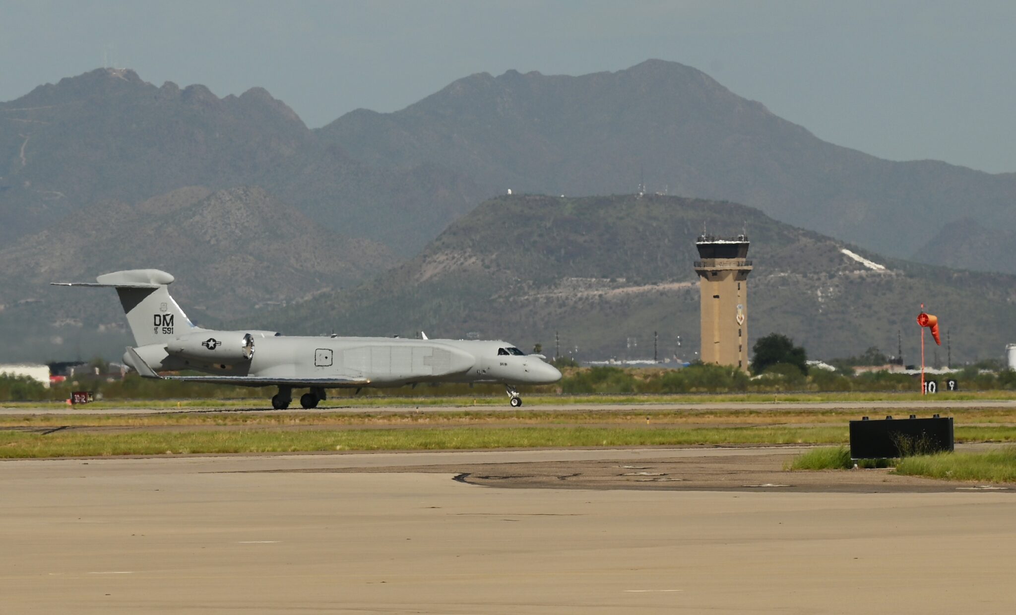 IMAGENS: Primeiro EA-37B Compass Call é entregue na Base Aérea de Davis ...