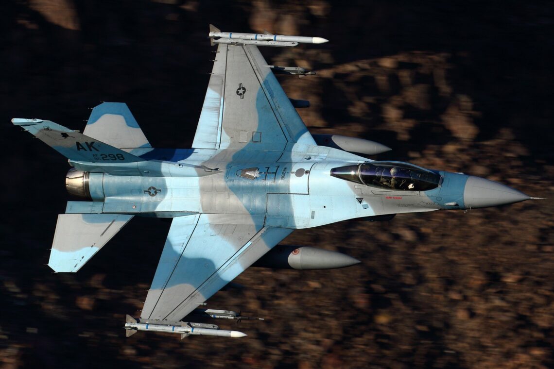 Top Aces revela primeiro F-16 com esquema Flanker Blue – Cavok Brasil
