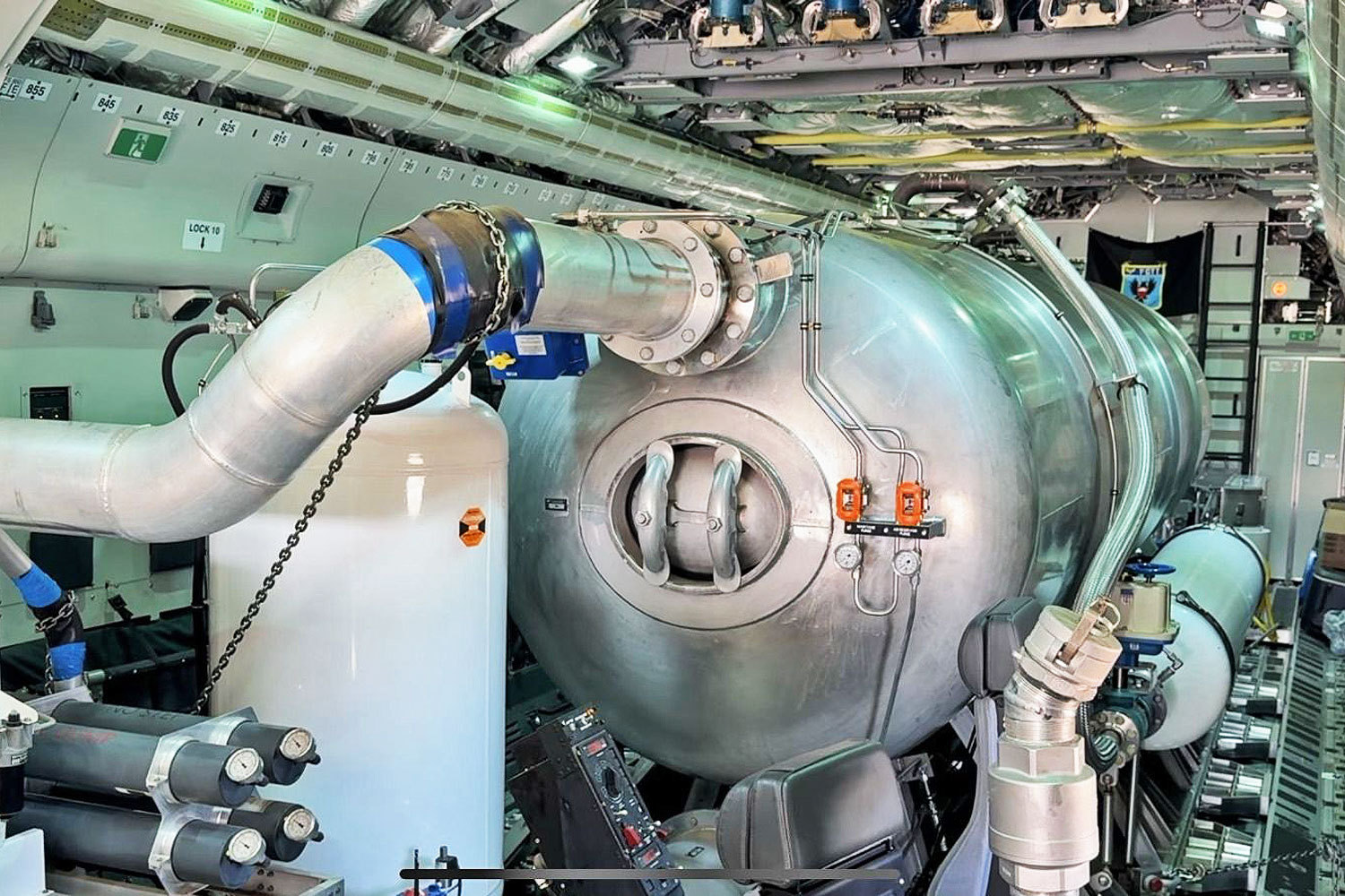 FAB: KC-390 Millennium lança mais de 1 milhão de litros de água nos ...