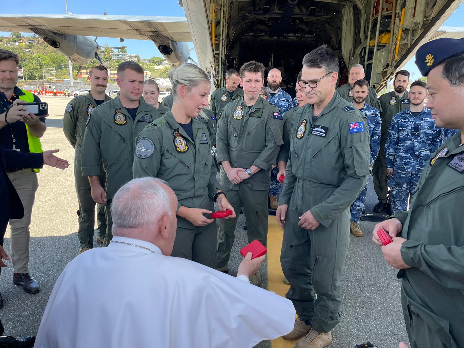 Papa Francisco pega uma carona em C-130J Hercules da RAAF durante ...