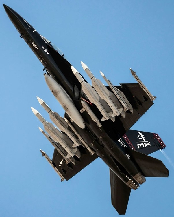 IMAGENS: F/A-18 Super Hornet aparece com impressionante configuração de ...