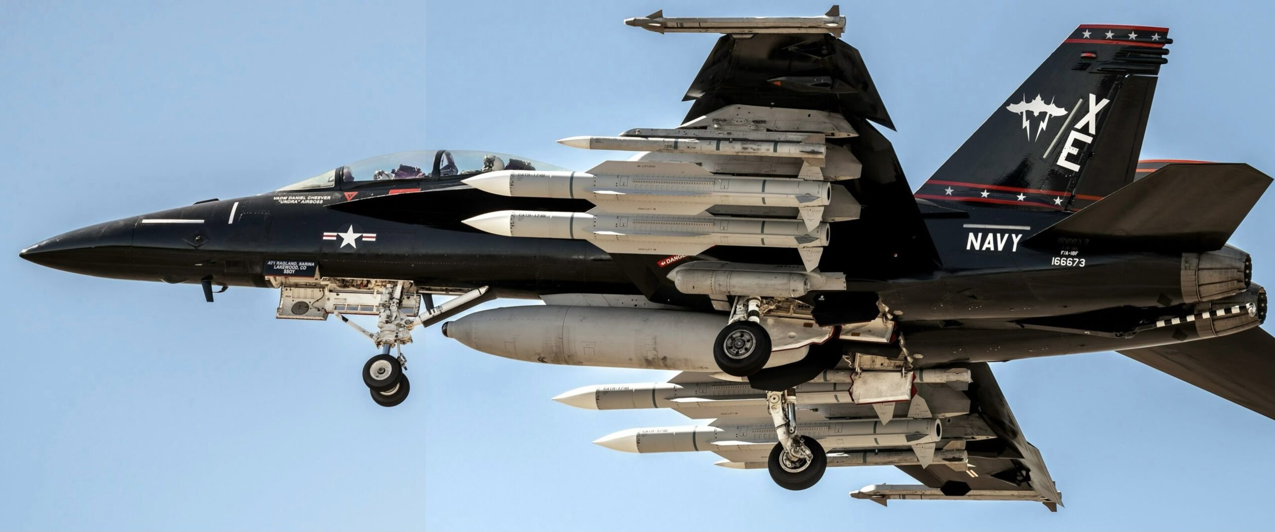 IMAGENS: F/A-18 Super Hornet aparece com impressionante configuração de ...