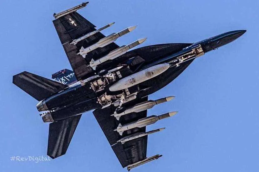 IMAGENS: F/A-18 Super Hornet aparece com impressionante configuração de ...