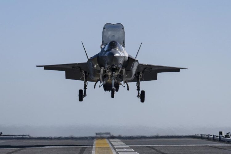 IMAGENS: Caça F-35B pousa pela primeira vez no modificado navio de ...