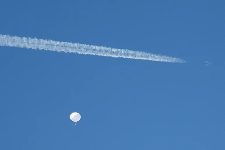 Rafales indianos treinam a capacidade de abater “balões espiões ...