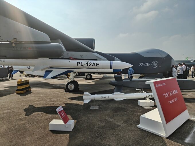 China apresenta drone gigante para transportar armas e UAVs menores ...