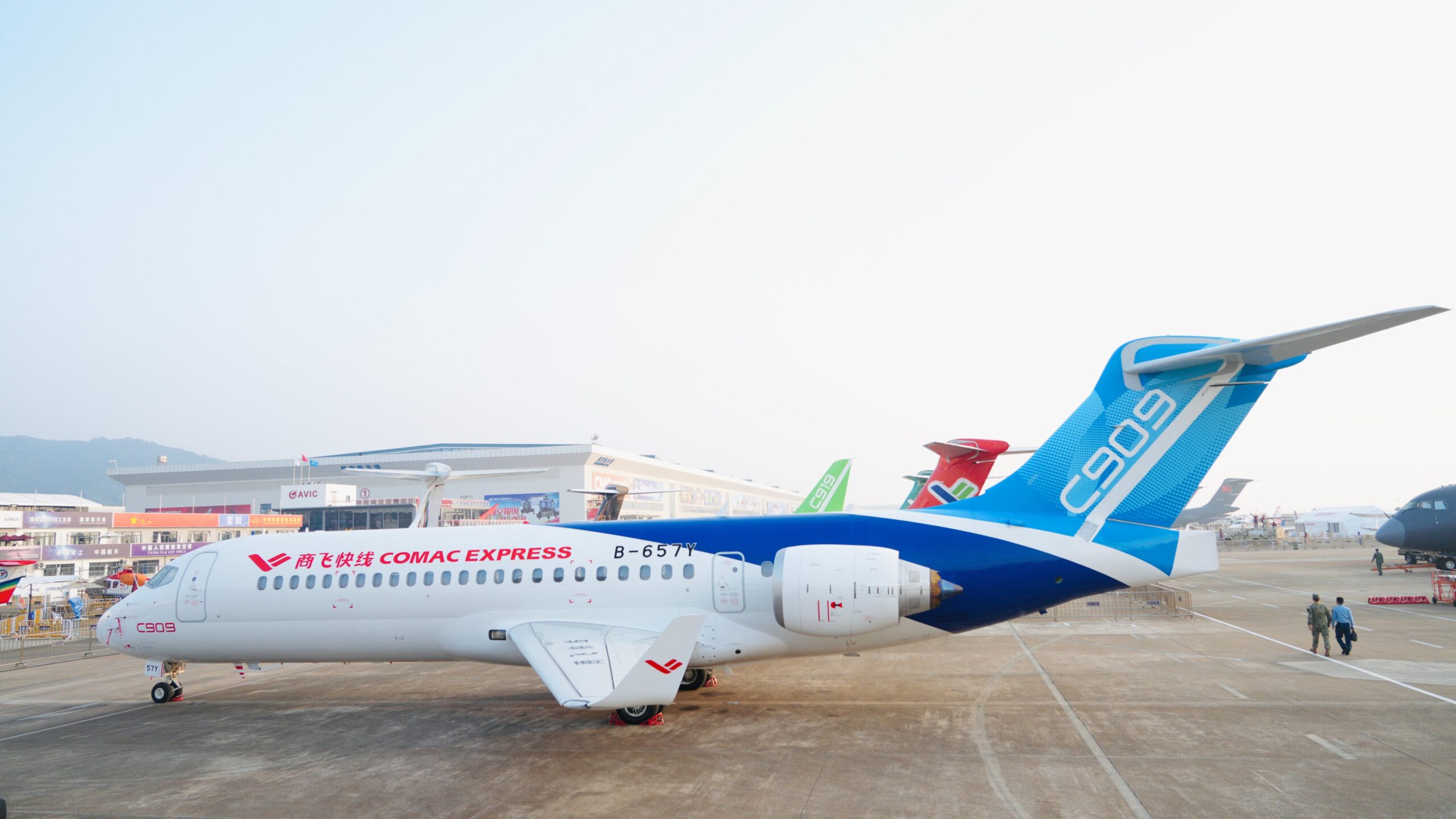 Chinesa COMAC garante 70 pedidos para o renomeado jato regional C909 durante o China Airshow ...