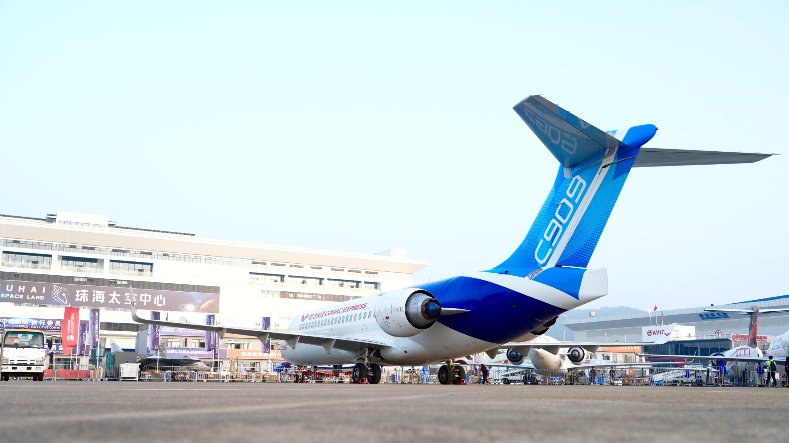 Chinesa COMAC garante 70 pedidos para o renomeado jato regional C909 ...