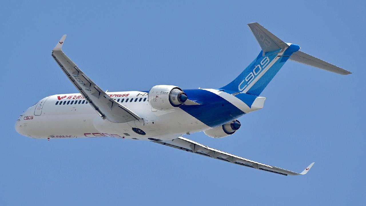 Chinesa COMAC garante 70 pedidos para o renomeado jato regional C909 durante o China Airshow ...