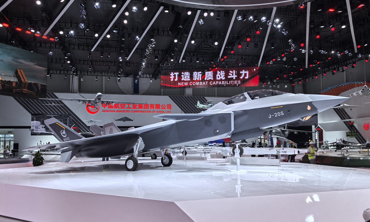 China confirma caça furtivo J-20S biplace, que está em exibição no ...