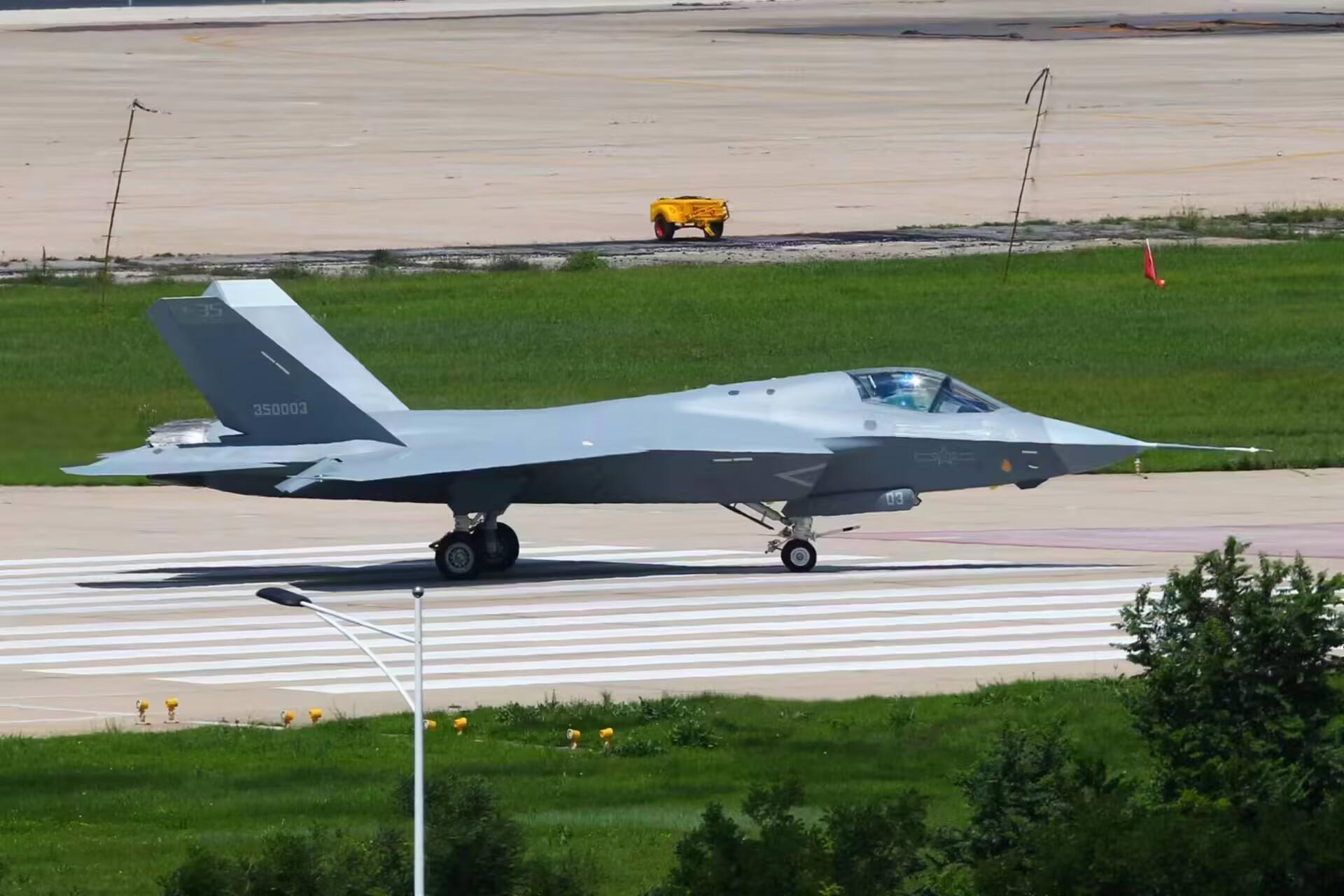 Com novos jatos J-15T e J-35A, China amplia sua capacidade de aeronaves embarcadas em porta ...