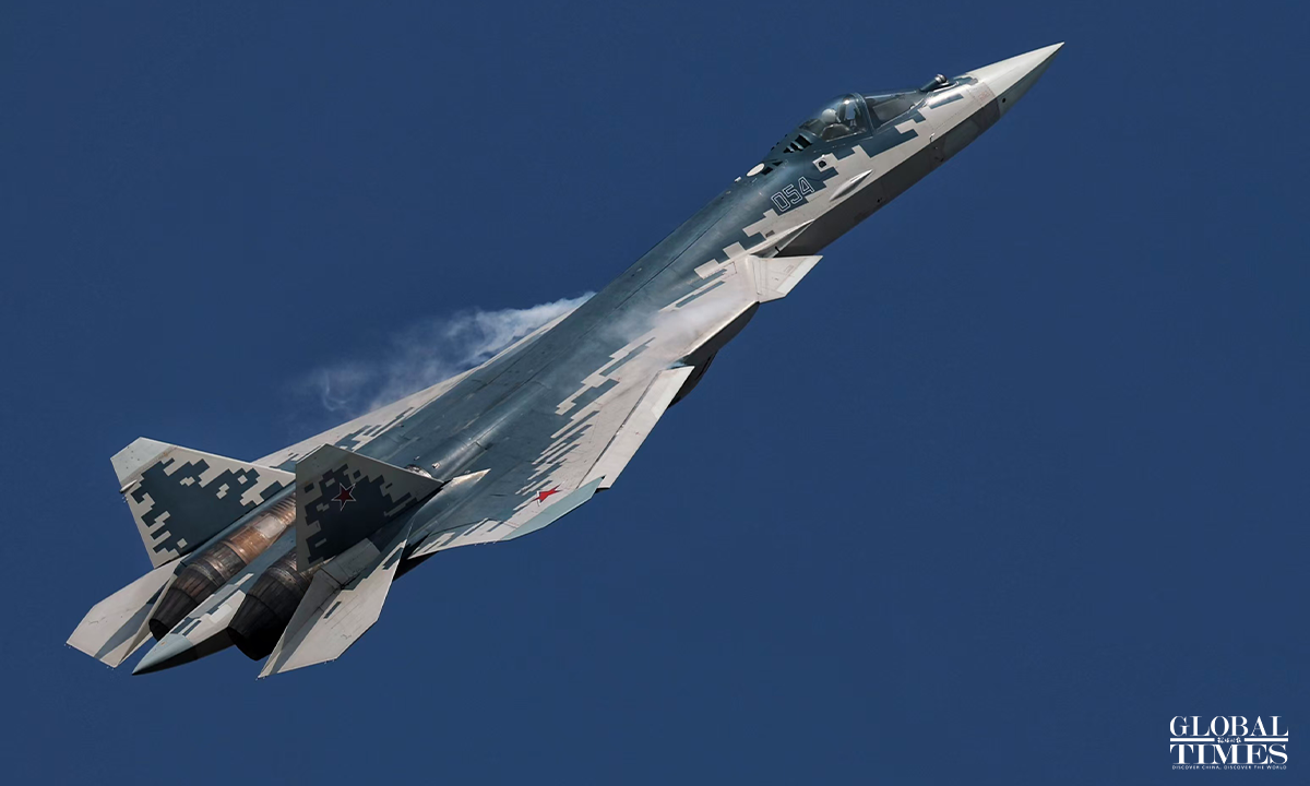 IMAGENS: Rússia mira mercado global com caça Su-57E apresentado no ...