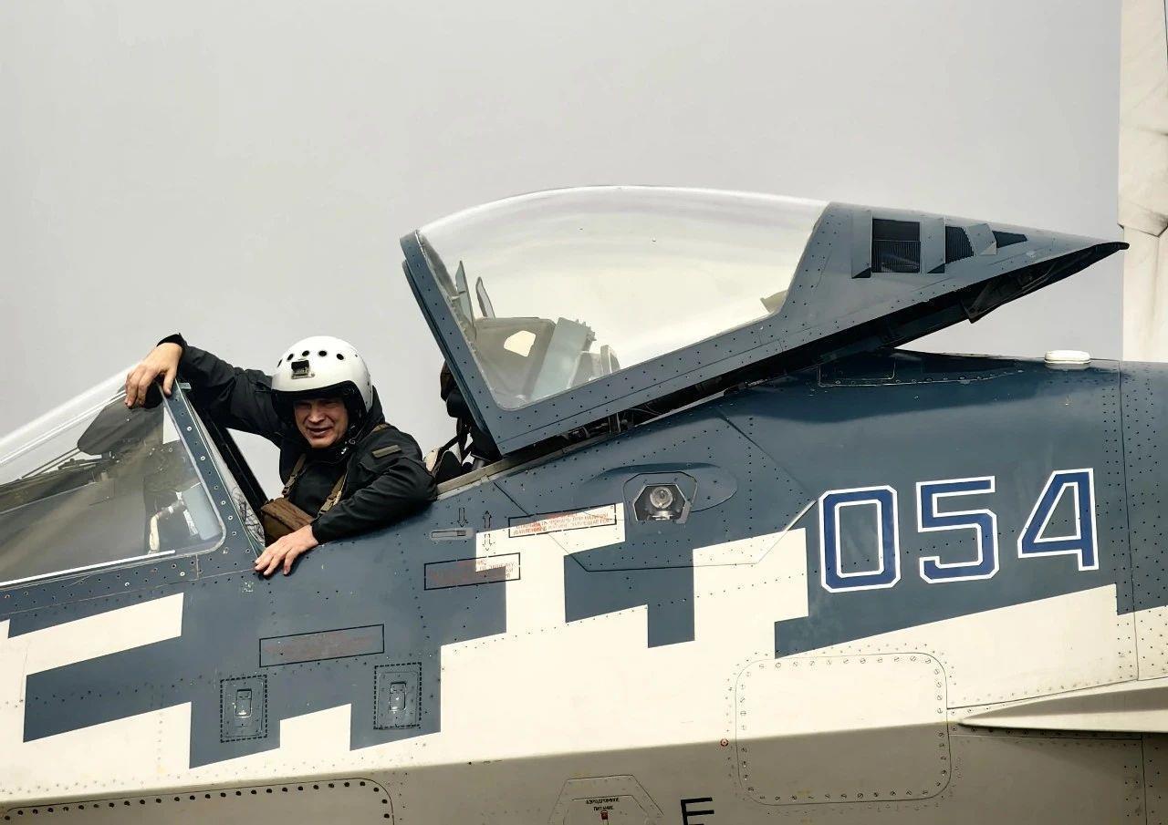 IMAGENS: Rússia mira mercado global com caça Su-57E apresentado no ...