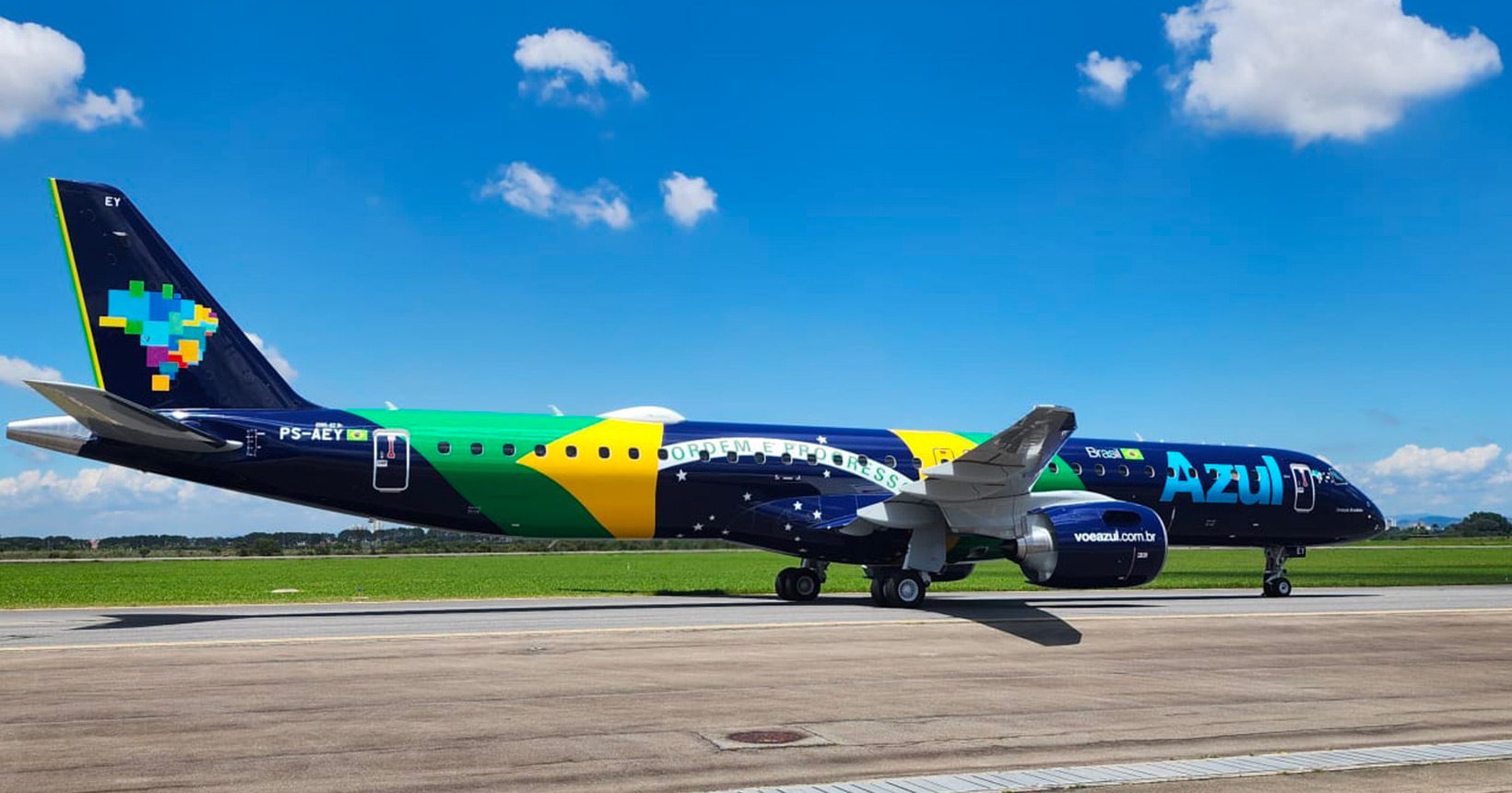IMAGENS: Nas cores da bandeira do Brasil, Azul recebe novo Embraer E2 ...