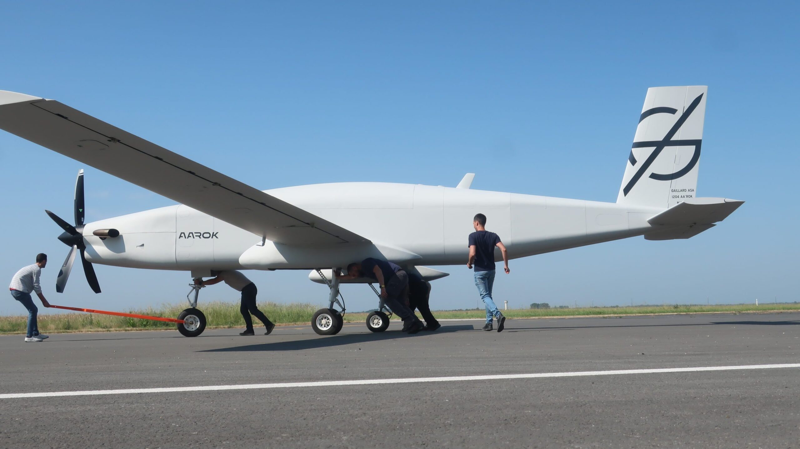 Drone MALE francês Aarok garante seu primeiro contrato com o Ministério ...