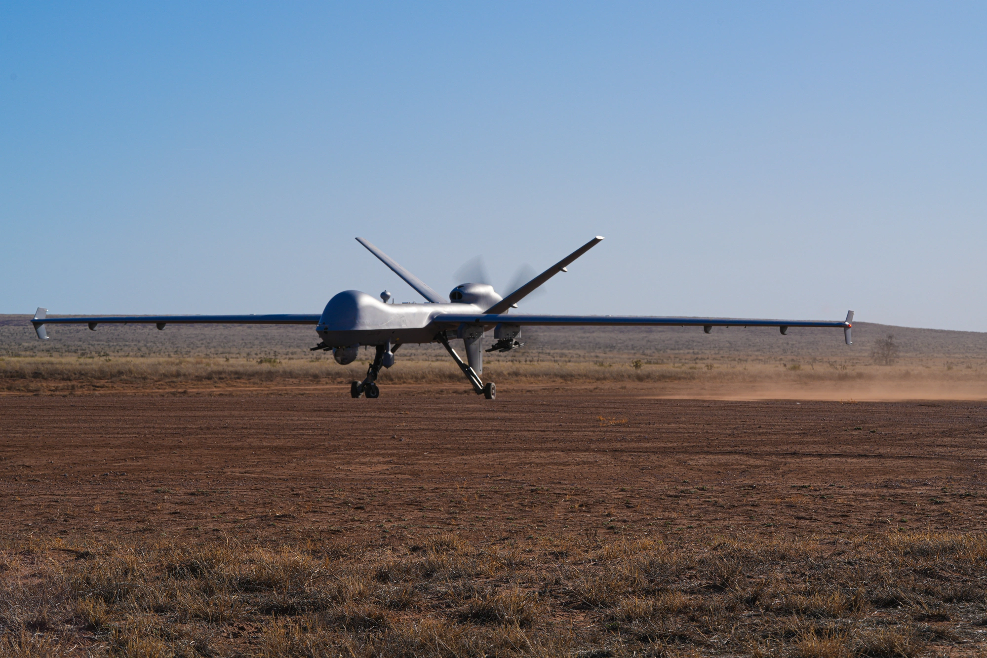 IMAGENS: Drone MQ-9A Reaper demonstra capacidades de operar em pista de ...
