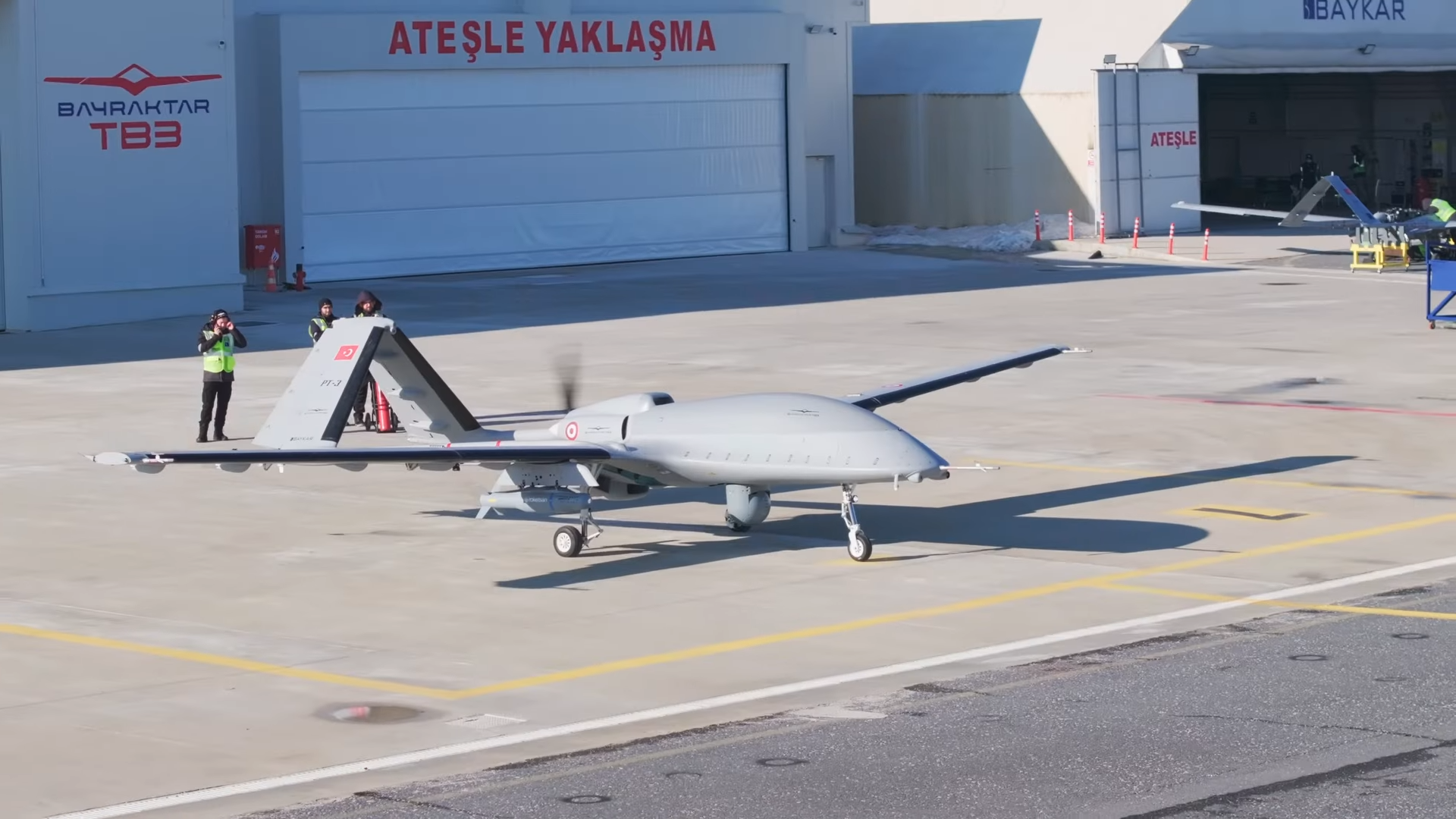 VÍDEO: Drone Bayraktar TB3 da Turquia atinge o alvo em cheio durante ...