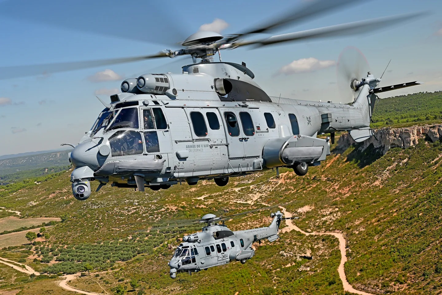 Airbus entrega dois novos helicópteros H225M Caracal para a Força Aérea ...
