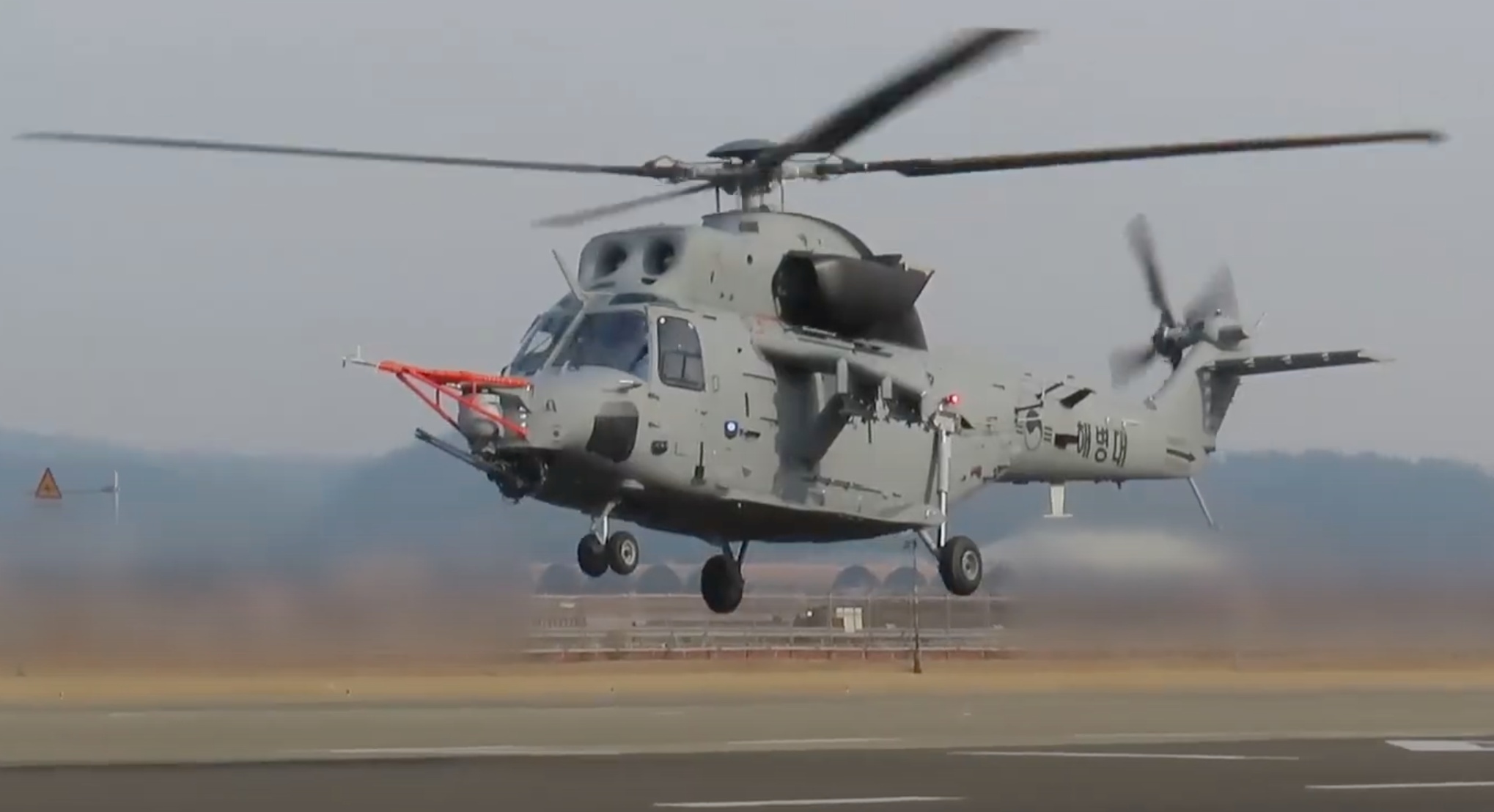 Primeiro voo do helicóptero de assalto anfíbio “Marineon” do Corpo de ...