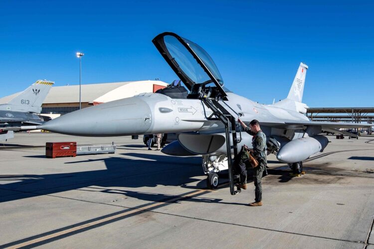 VÍDEO: USAF conclui o primeiro voo do F-16 com o conjunto de guerra ...