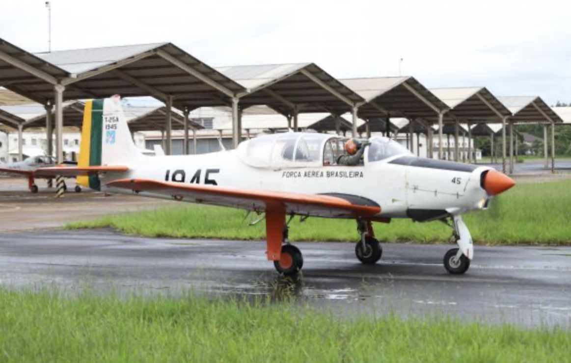 IMAGENS: FAB inicia instruções aéreas de 2025 nos robustos T-25 da ...