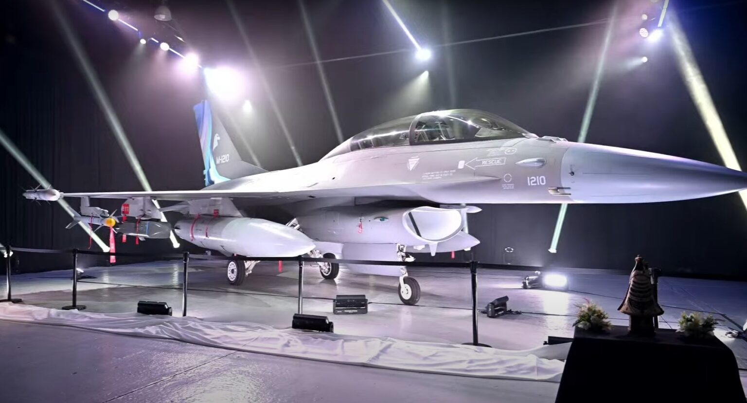 VÍDEO: Argentina apresenta caça Lockheed Martin F-16BM em cerimônia ...