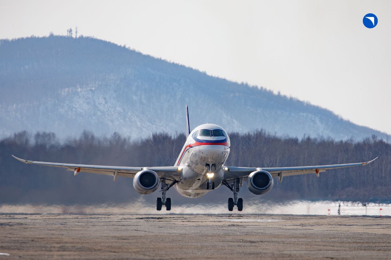 VÍDEO: Sukhoi Superjet equipado com motor russo PD-8 realiza voo ...