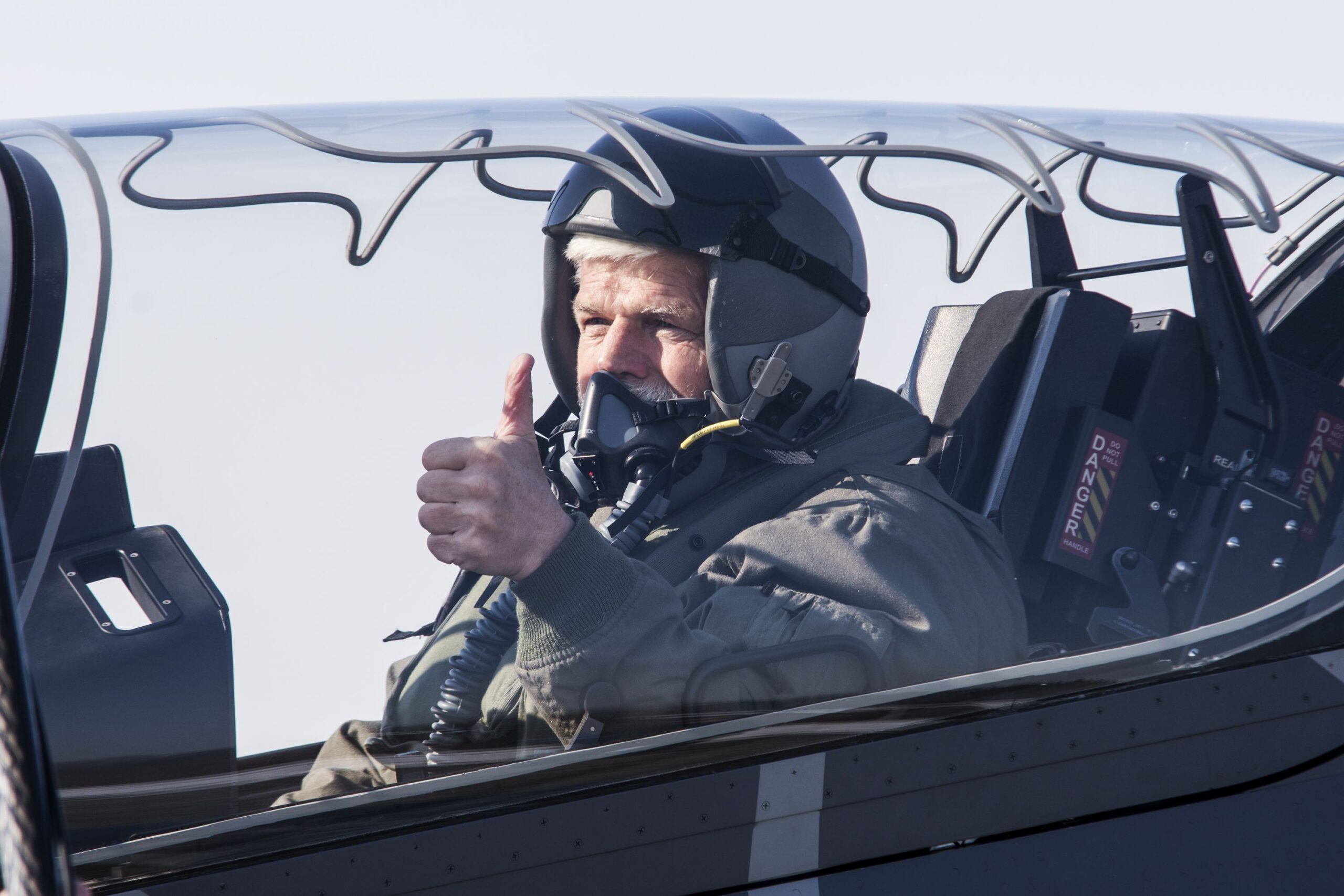 IMAGENS: Presidente da República Tcheca voa no jato Aero L-39 Skyfox – Cavok Brasil