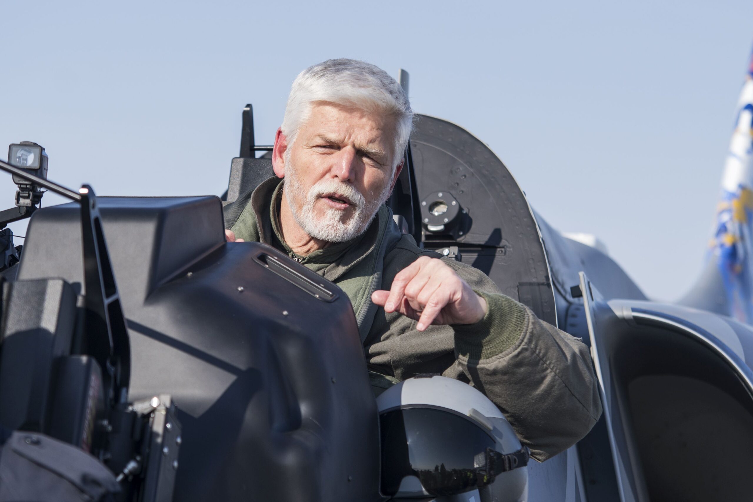 IMAGENS: Presidente da República Tcheca voa no jato Aero L-39 Skyfox