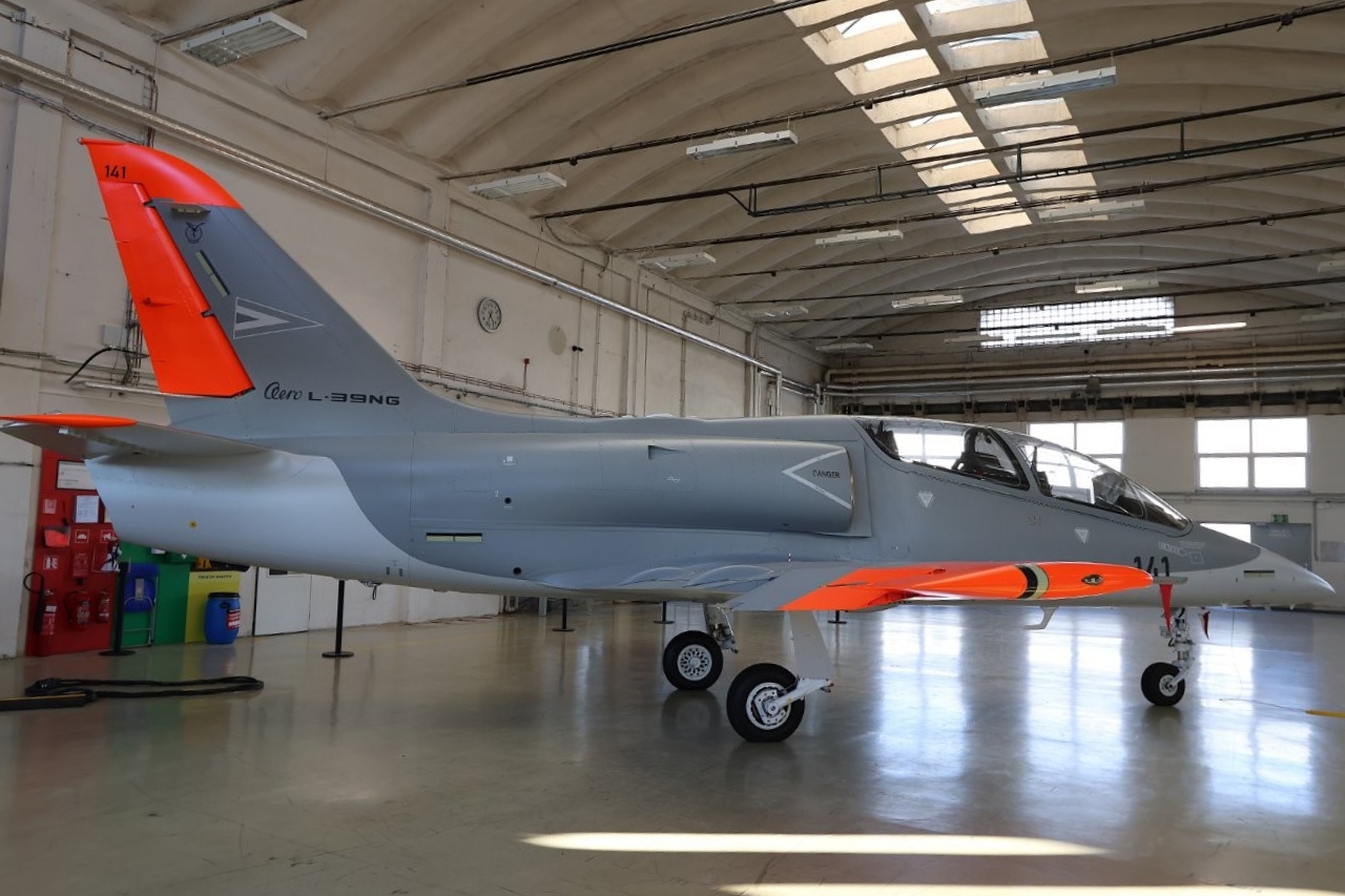 IMAGENS: Durante visita de ministros, Aero apresenta os primeiros L-39 ...