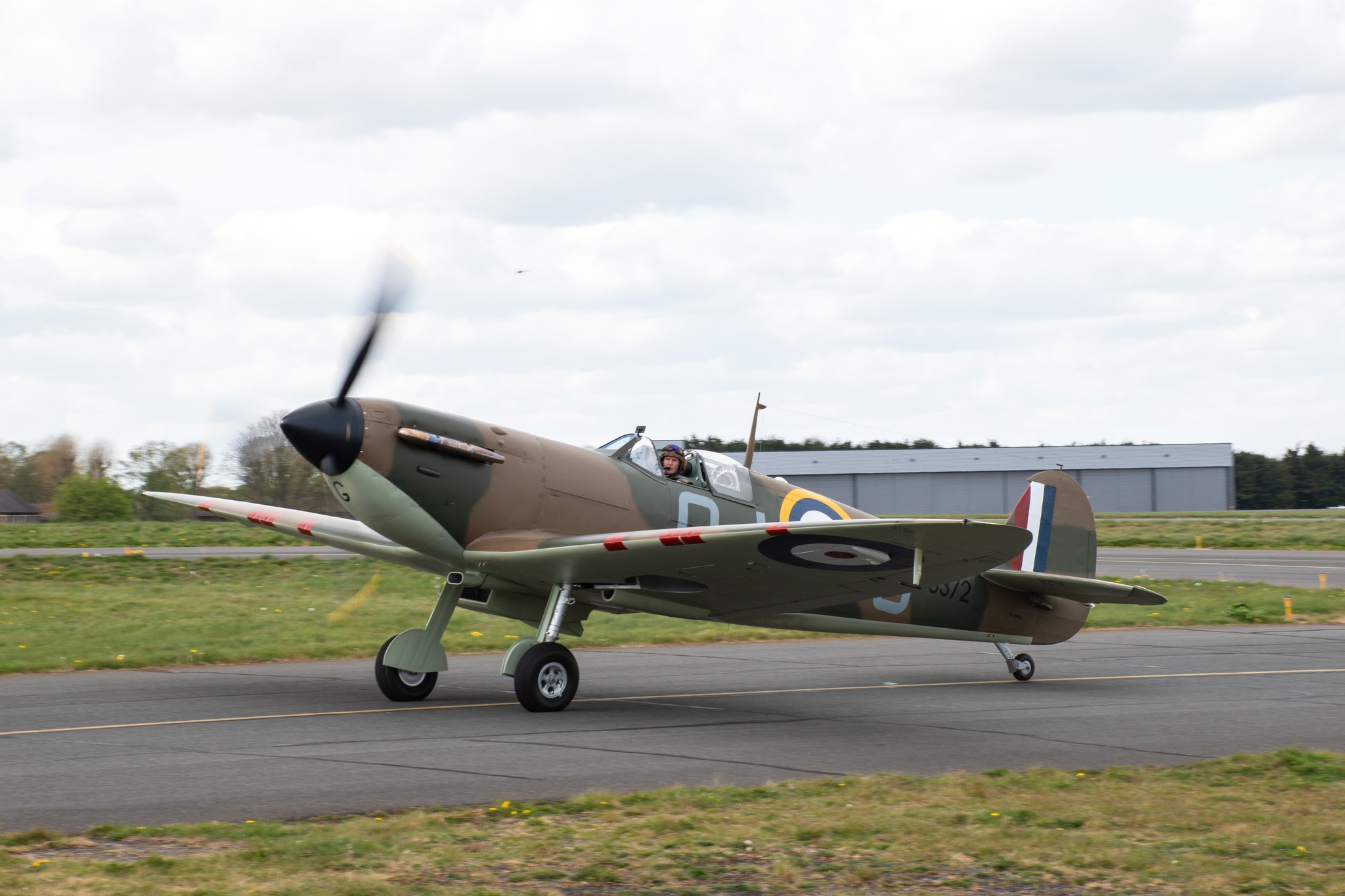 IMAGENS: Spitfire Mark One volta a voar após 85 anos – Cavok Brasil