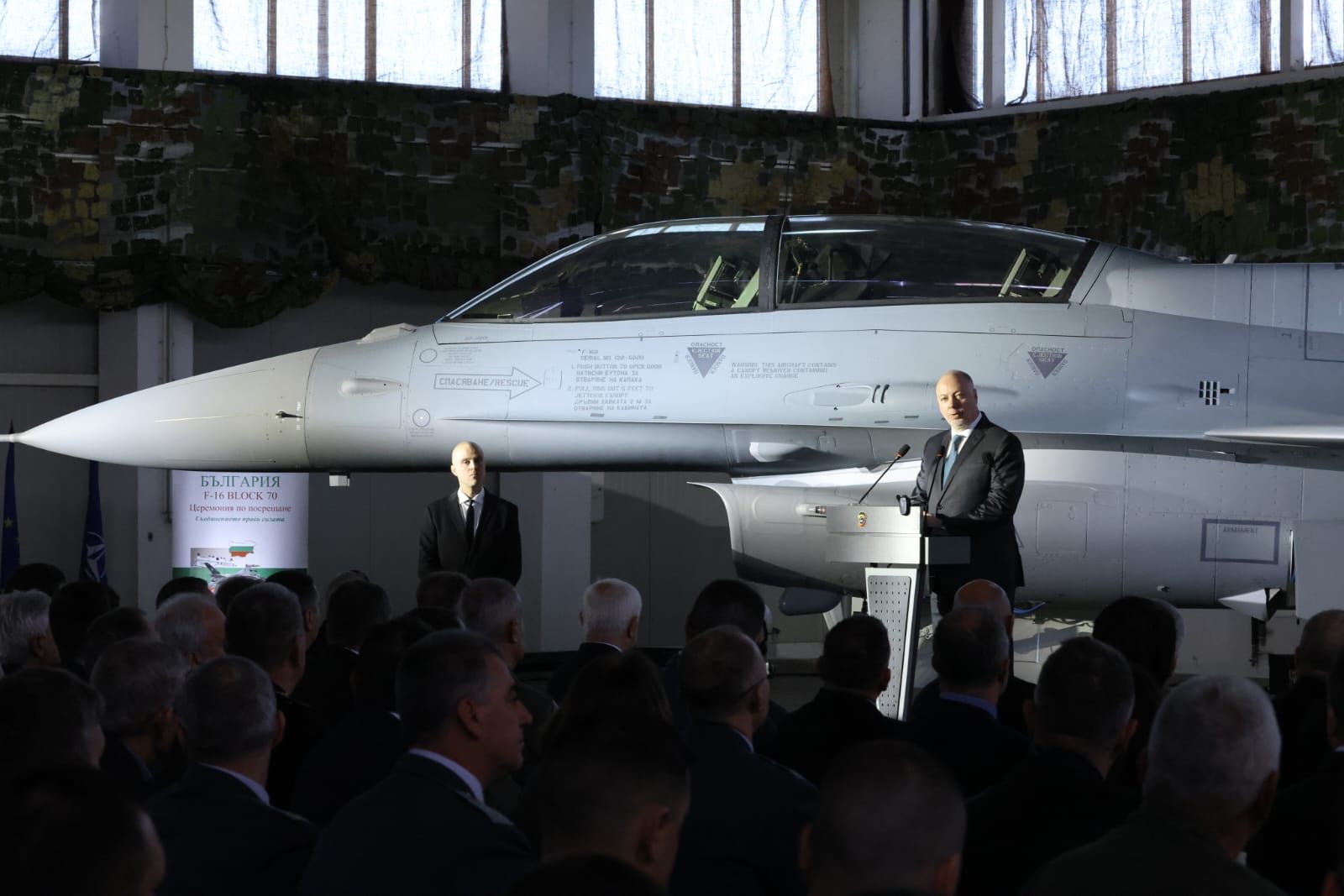 Lockheed Martin e a Força Aérea Búlgara celebram a chegada do primeiro ...