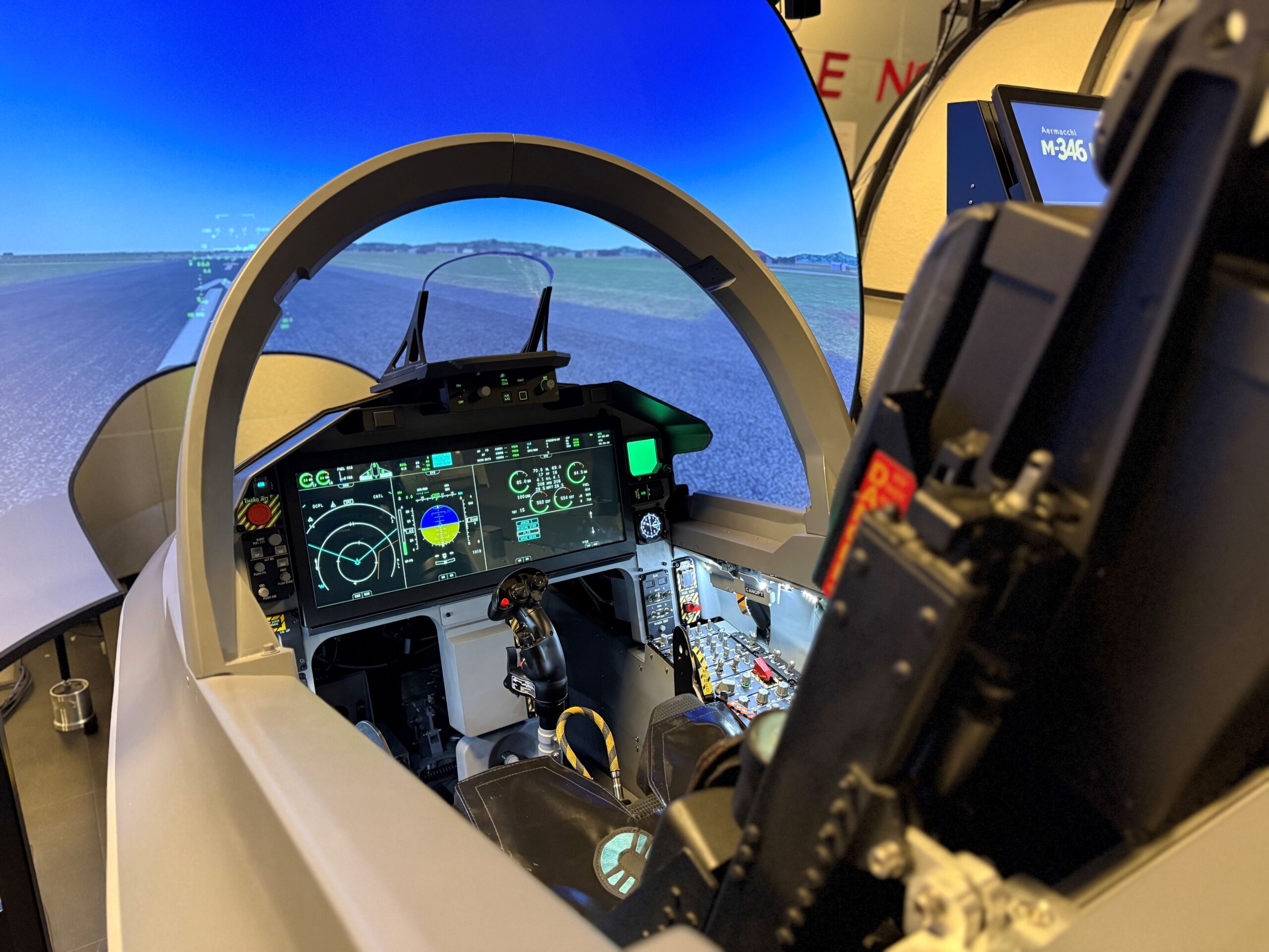 Leonardo revela novo cockpit do M-346 Block 20 com tela de grande área ...