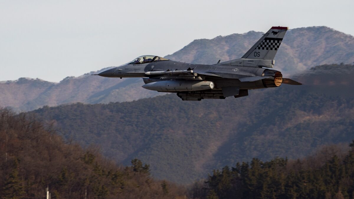 USAF intensifica presença de caças F-16 perto da Coreia do Norte com um ...