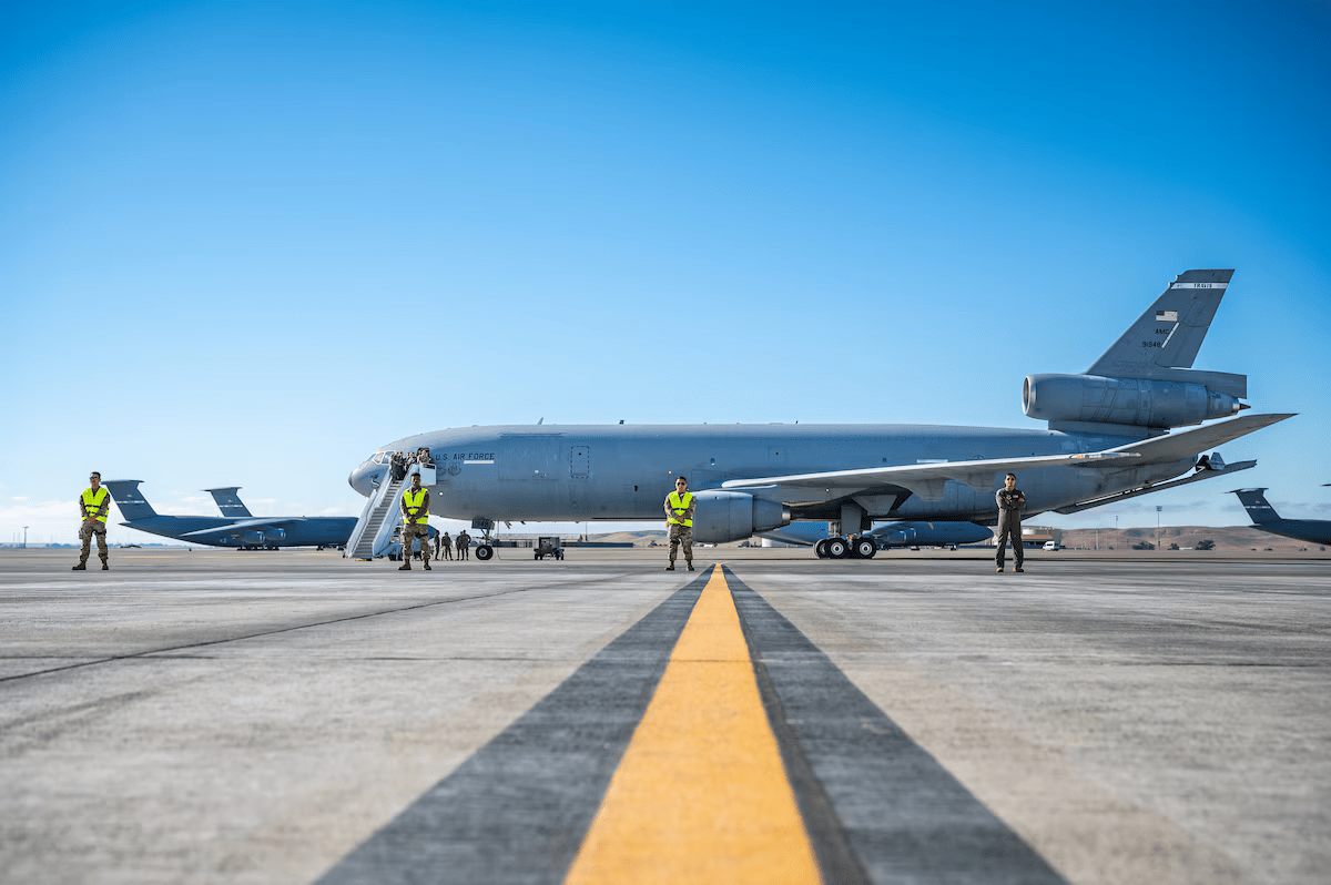 Aeronaves KC-10A Extenders aposentados pela USAF são colocados para ...