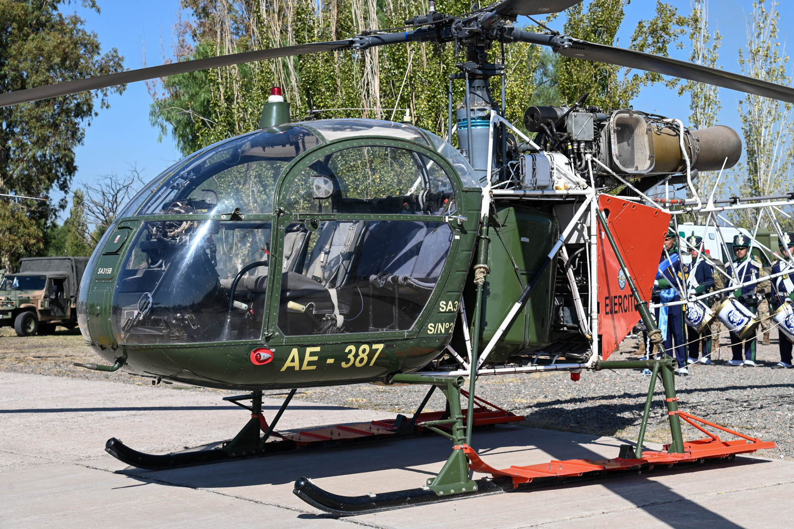 Exército Argentino apresenta seus novos helicópteros Bell 407 GXi ...