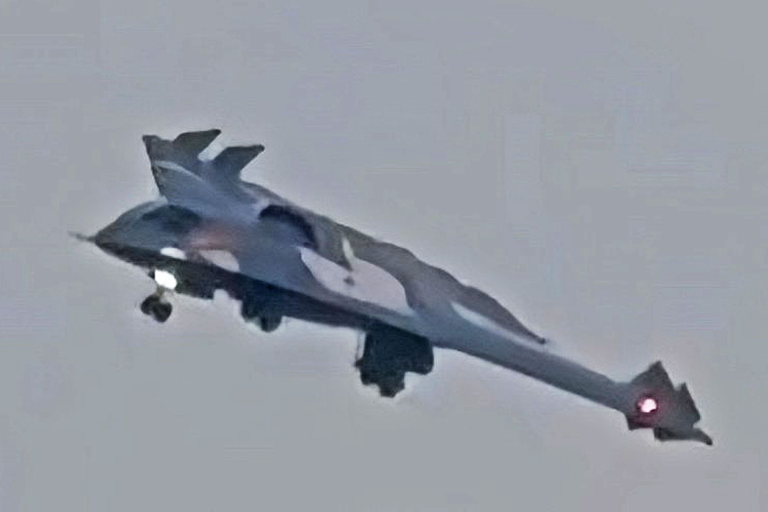 Novas imagens mais nítidas dos caças de próxima geração da China, J-36 ...