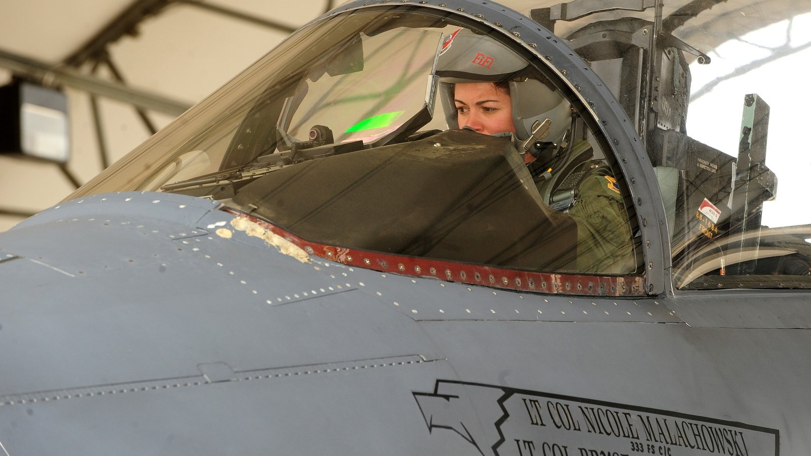 USAF restaura informações online para primeira mulher a integrar os ...