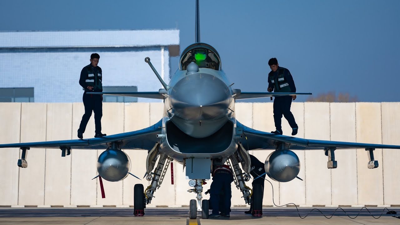 Caça chinês J-10CE chama atenção na LIMA 2025 após “experiência em ...