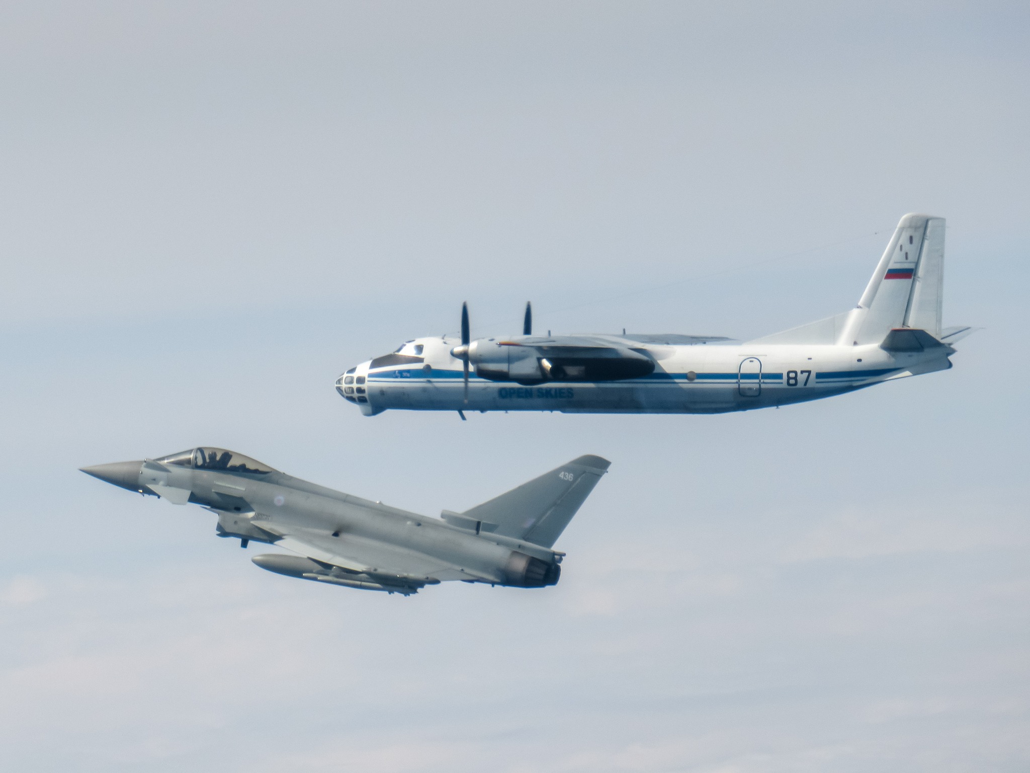 Caças Typhoon da RAF interceptam aeronaves russas em missão sobre o Mar ...