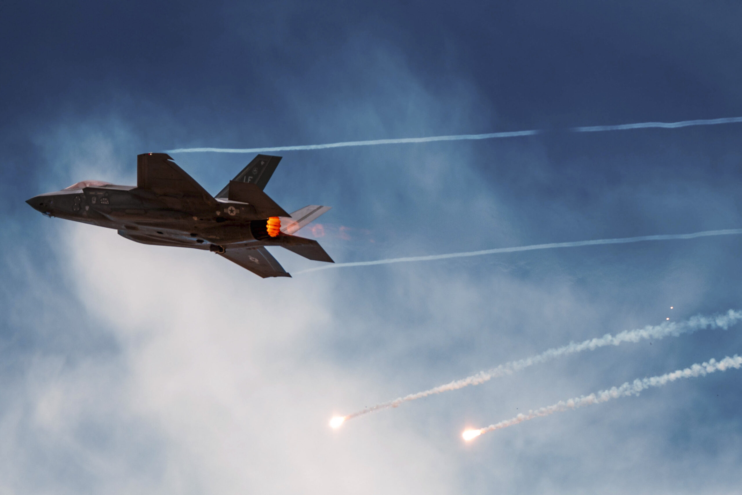Lockheed Martin conclui atualização TR-3 do F-35 e aguarda liberação do ...