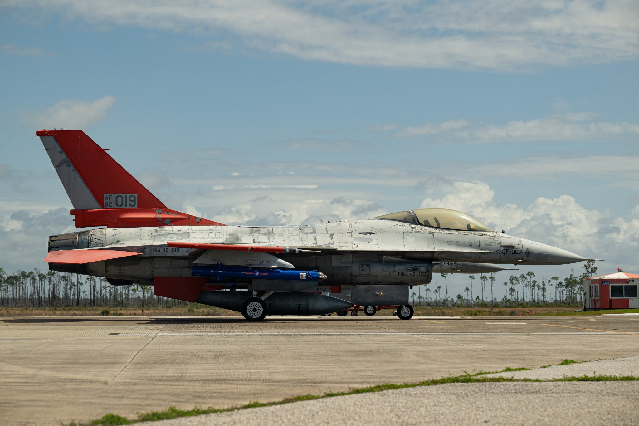 Pentágono concede novo contrato para Boeing transformar caças F-16 em ...