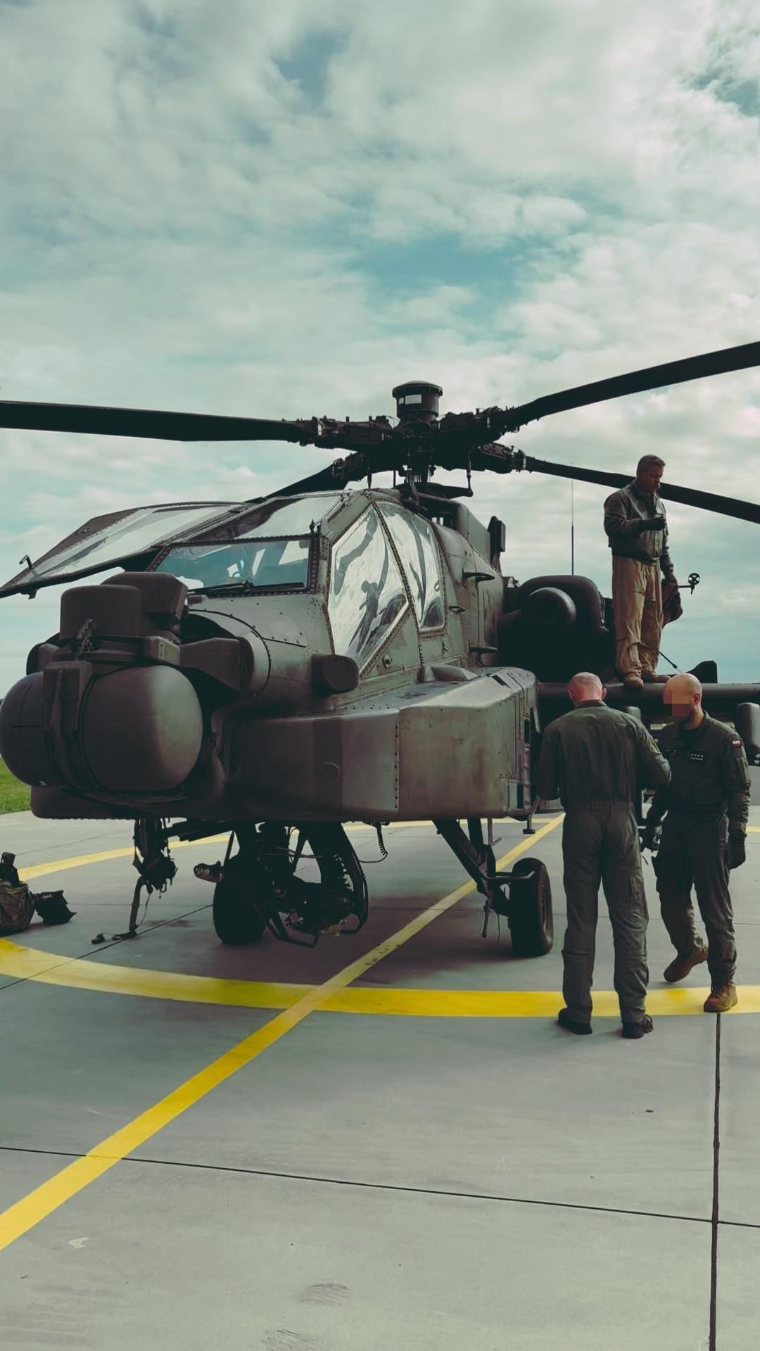 IMAGENS: Polônia realiza primeiro voo de treinamento com helicóptero AH-64D Apache – Cavok Brasil