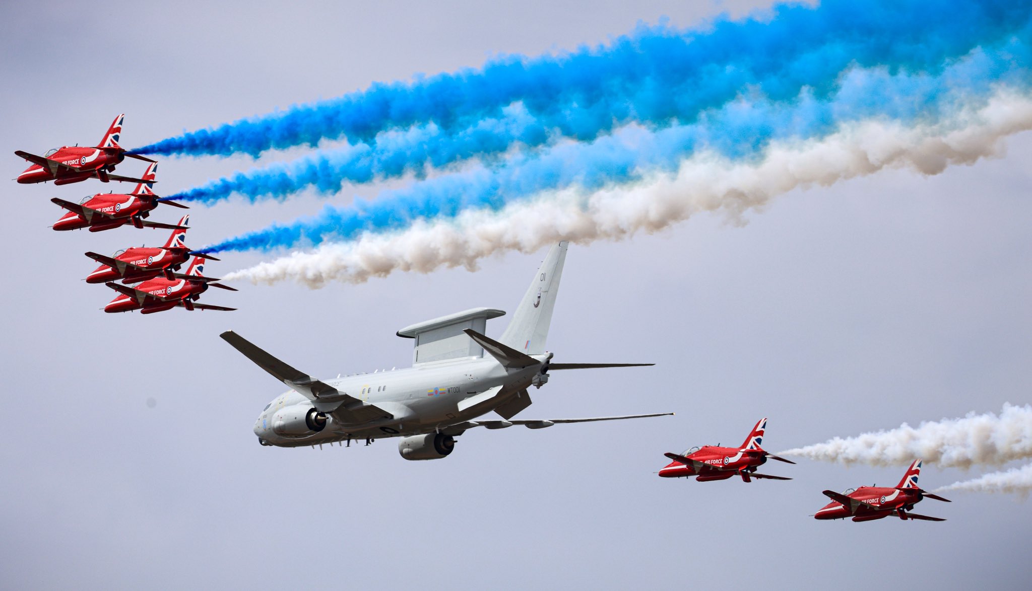 IMAGENS: RAF estreia E-7 Wedgetail em formação histórica com Red Arrows ...