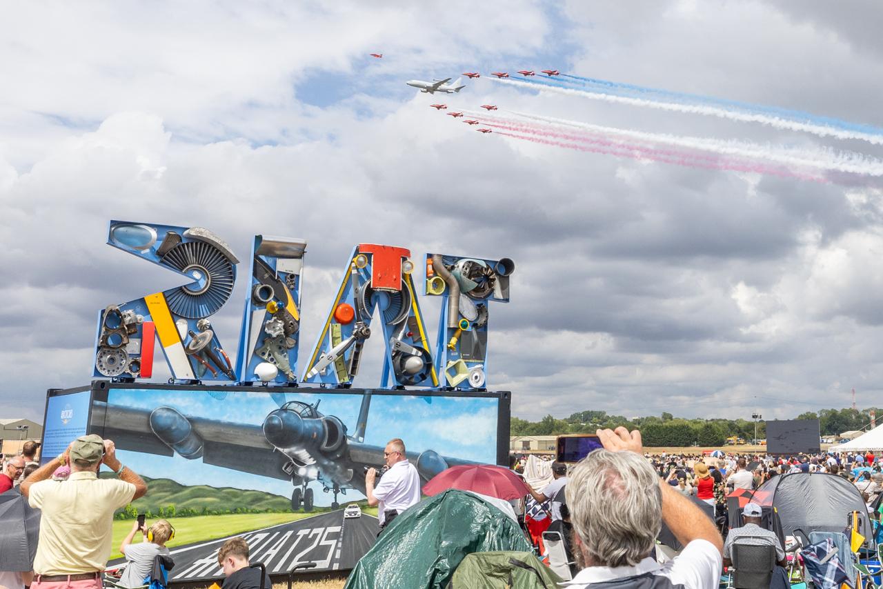 IMAGENS: RAF estreia E-7 Wedgetail em formação histórica com Red Arrows ...