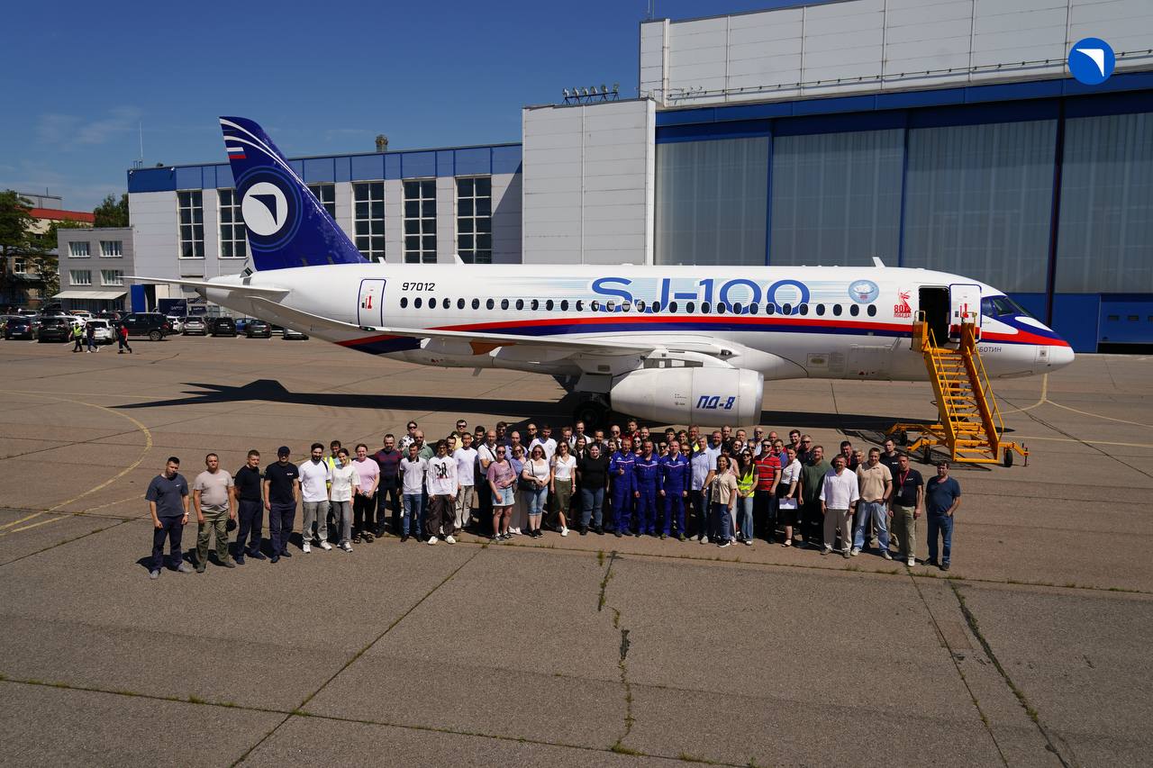 IMAGENS: Yakovlev integra terceiro SJ-100 com motores russos PD-8 aos ...