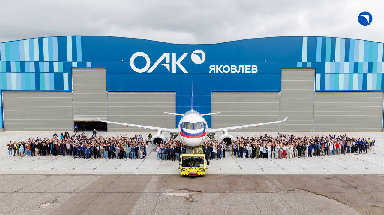 IMAGENS: Yakovlev integra terceiro SJ-100 com motores russos PD-8 aos ...