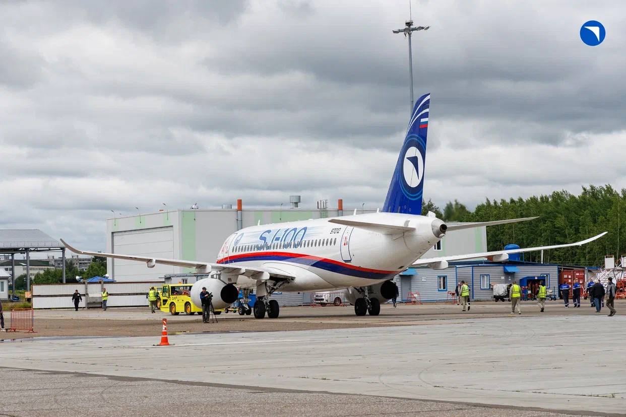 IMAGENS: Yakovlev integra terceiro SJ-100 com motores russos PD-8 aos ...