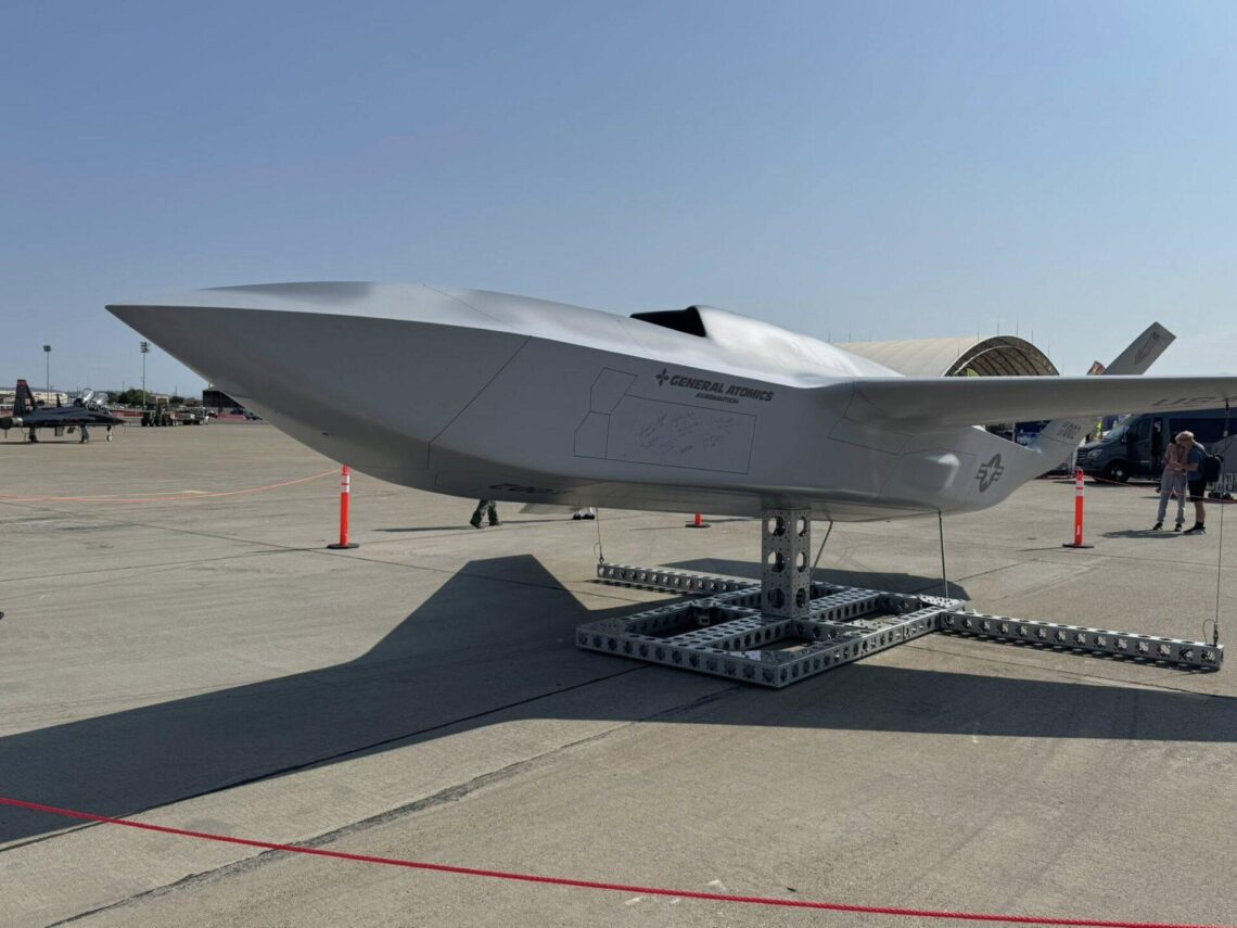 General Atomics promove jato de combate não tripulado YFQ-42A para ...